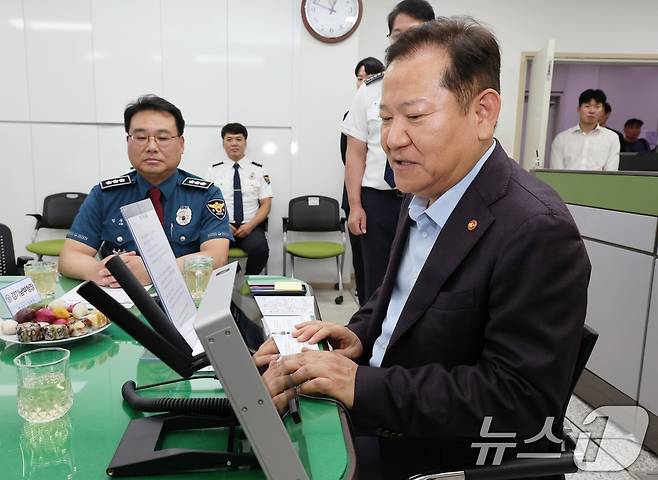 고속도로순찰대 근무자 무전 격려하는 이상민 장관