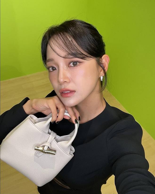 김세정 롱샴 여신 대만서 쏟아진 함성 복근 드러낸 시스루 시선 집중 뷰티는 내운명