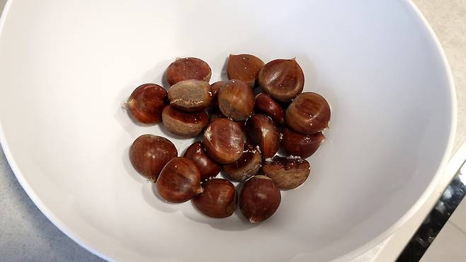 병뚜껑 하나면 1초에 하나씩 밤 껍질이 벗겨져요 밤 껍질 쉽게 까는 법 최주부
