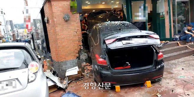 서울서 70대 운전자 몰던 차량 햄버거 가게 돌진···1명 사망·5명 부상