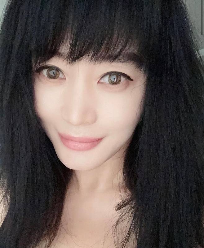 김혜수 압도적인 미모에 심멎 강렬한 아이 메이크업으로 팬심 저격 성공 뷰티는 내운명