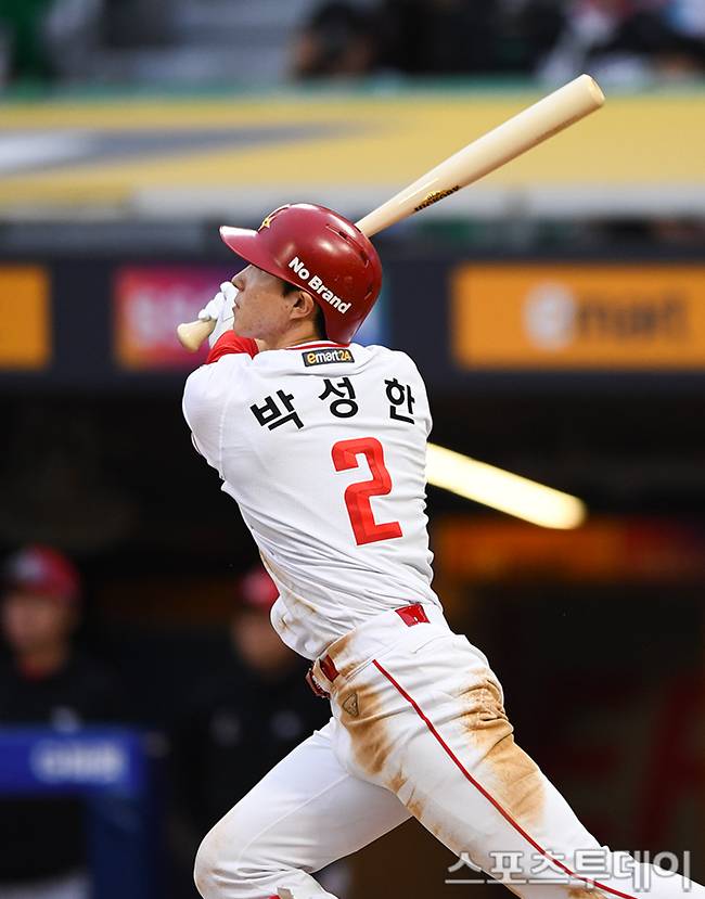 '박성한 3안타+엘리아스 7이닝 1실점' SSG, KT에 4-1 승리…5위 싸움 아직 모른다