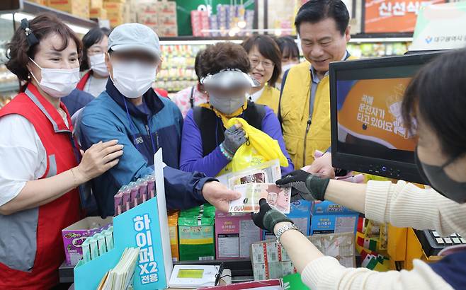 65세 노인 10 가 ‘치매…100세까지 간병비 지원 든든해진 보험들[경제뭔데]