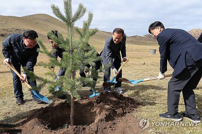 몽골 테를지 국립공원 사막화 방지 위해 나무 심는 이상민 장관