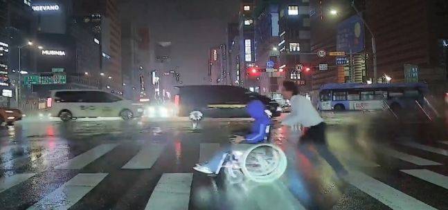 번개맨 같았다”폭우 속 휠체어 시민 보고 달려나간 버스 기사