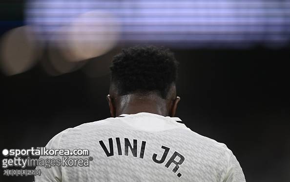 도대체 왜 이러나비니시우스 이번엔 엽기적인 행동→경기 뜻대로 풀리지 않자 상대 선수 가격