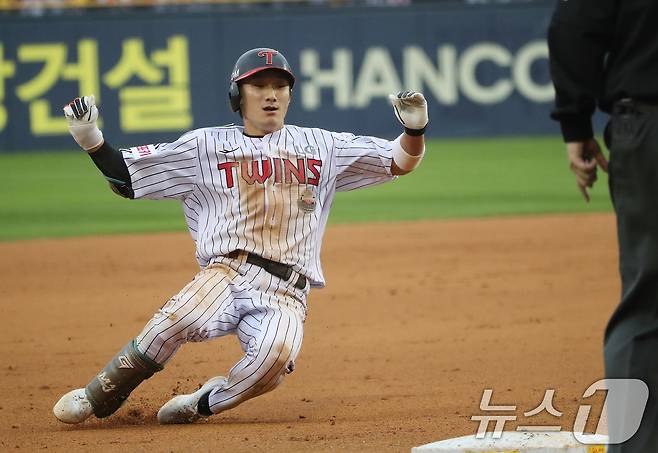 '3타점' LG 신민재 "내 앞서 고의볼넷, 재미있겠다 생각"[준PO2]