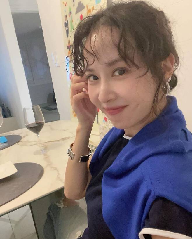 조여정 뽀글 머리로 더 어려졌네 일상 속 힙and시크 올블랙 체크셔츠룩 스타와 패션