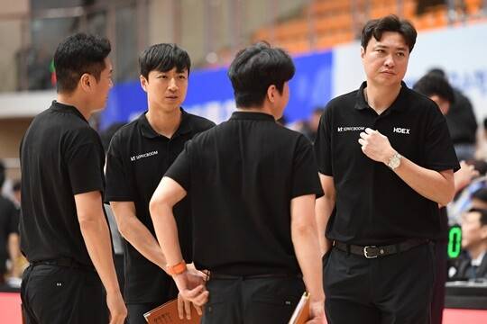 Kbl 컵대회 송영진 Kt 감독 경기가 전반적으로 잘 풀렸다” 조상현 Lg 감독 팀 컬러상 80점을 내야 한다”