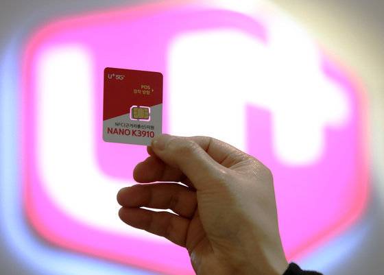 [단독]LG유플러스 스마트폰 60만대에 불량 유심, 일부 먹통 우려…“무상 교체하세요”