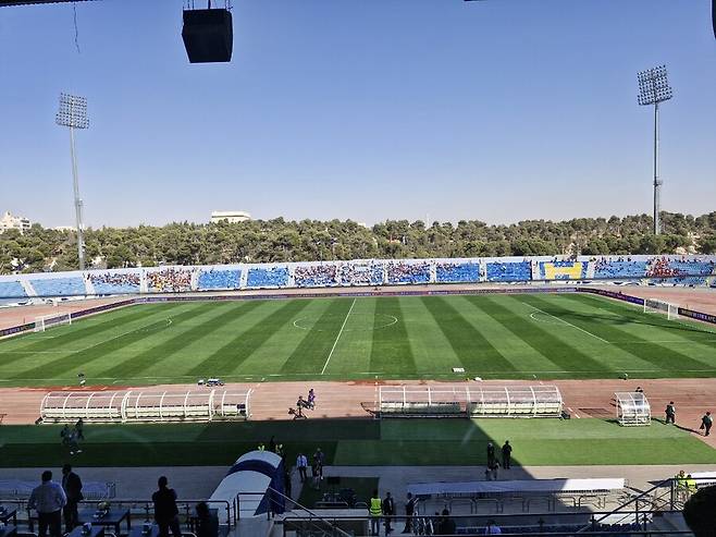 암만now 거 축구하기 딱 좋은 날이네 날씨 Good 잔디 Good 요르단전 펼쳐지는 암만 국제경기장 최상의 환경 자랑