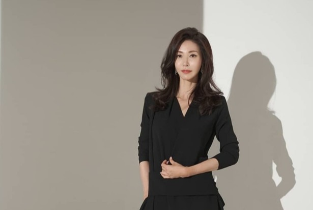 이혼 3개월 뒤 6살 연상 사업가와 결혼해 모두 놀라게 한 여배우 스포엔 뉴세이