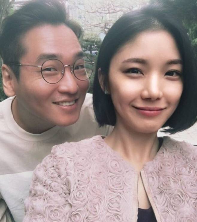 첫 만남에 청혼 6개월 만에 7살 연하 아내와 결혼한 스타 셀럽스케치