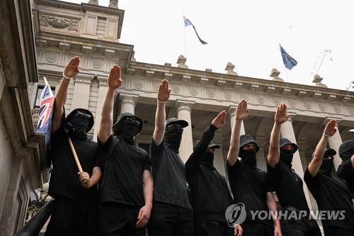 이슈유머 히틀러 만세 나치경례한 호주 경찰 최대 1년 징역형