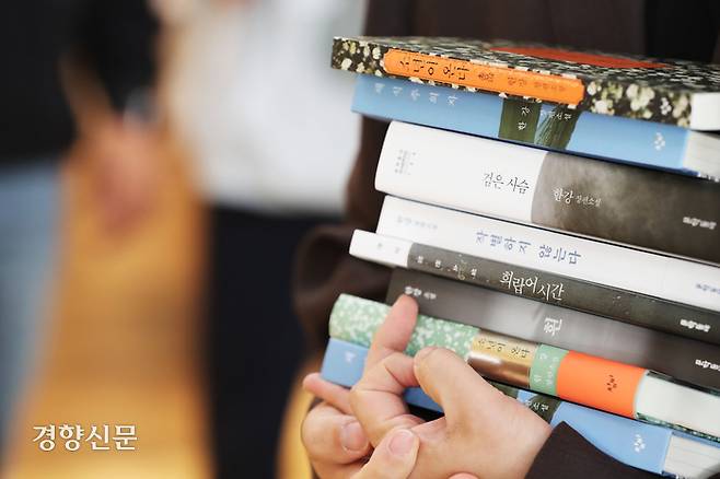 단독 한강 작품 도서관 대출 통계 보니···여성이 남성보다 3배 많이 대출
