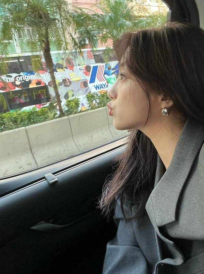 함은정 ‘수지맞은 우리 안녕 홍콩으로 날아간 오버핏 재킷 하의실종룩 패션엔