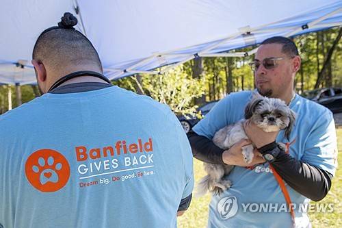 Banfield Pet Hospital volunteers helped more than 600 pets at free clinic