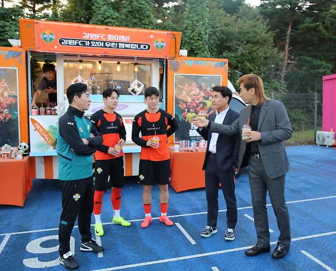 ‘서울 잡을 준비 됐죠 김진태 강원 구단주 훈련장 깜짝 방문··· 고생 많은 우리 팀 마지막까지 열렬히 응원할 것”