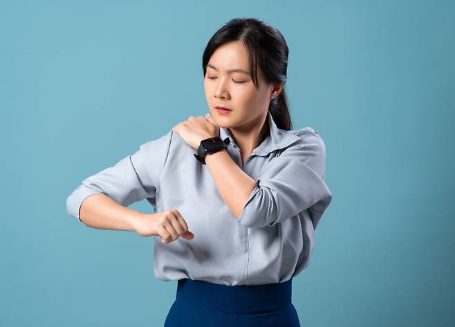 요즘 유난히 ‘어깨 아픈 사람 당장 병원 가야 하는 이유