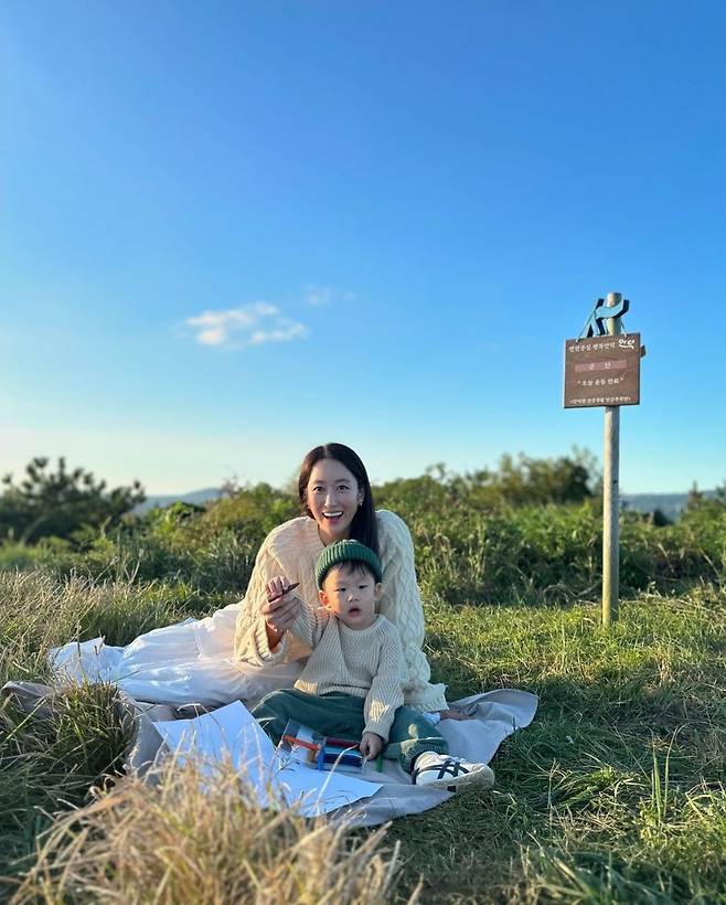 전혜빈 바람에 흩날리는 로맨틱 생머리 저녁 노을 아래 빛난 엄마 미소 포착 뷰티는 내운명