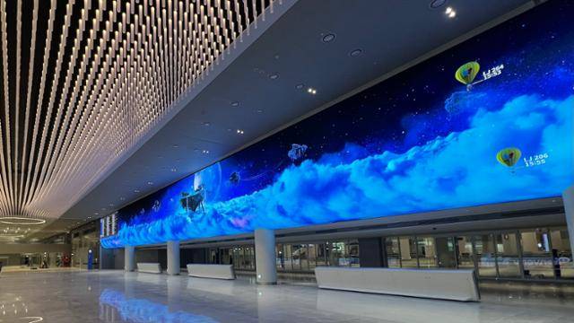 엄마 탄 비행기 보여 세계 최초 60m 그래픽 안내판인천공항 새 터미널 가보니