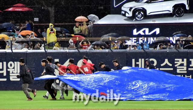 Kia 네일 아트가 흔들리자 빗줄기가 더욱 거세졌다ks 1차전 중단결정 삼성 1 0 리드 Md광주 Ks
