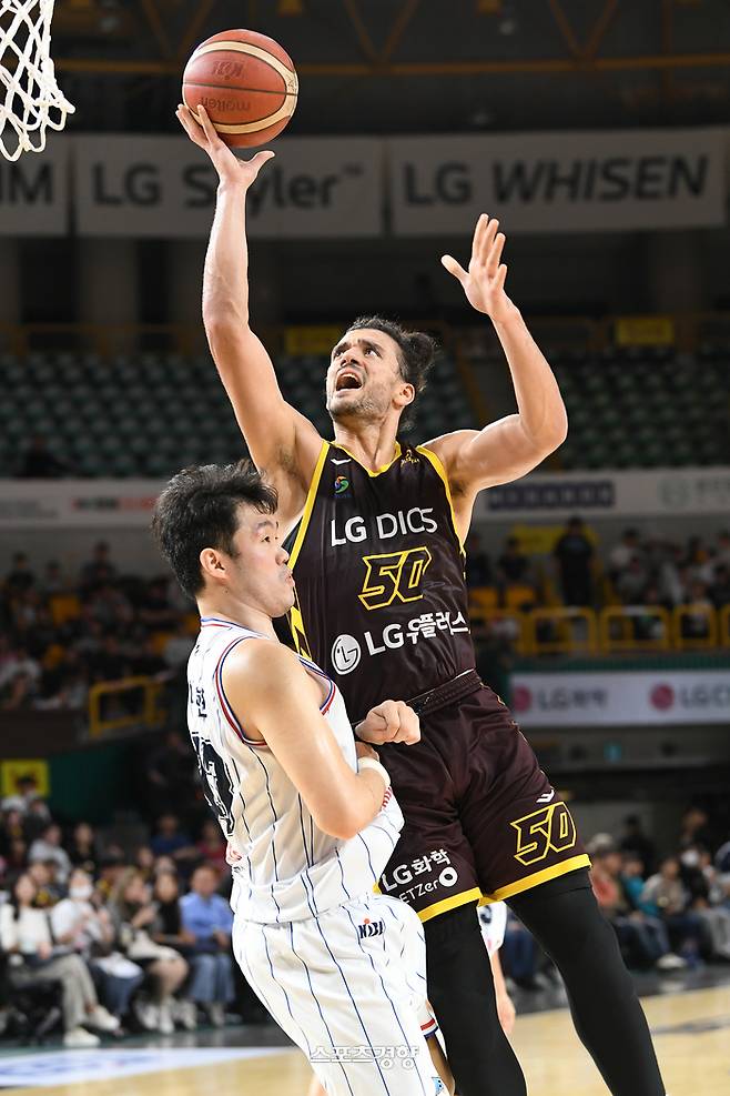 ‘마레이 더블더블’ LG, KCC 꺾고 개막 2연승