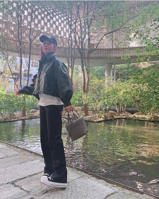 신봉선 11kg 감량 후 힙한 스트릿룩 가죽 재킷 입고 더 길어 보이는 비주얼 스타와 패션