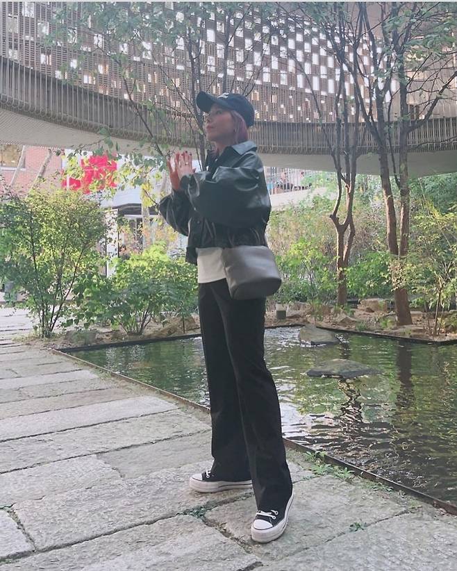 신봉선 11kg 감량 후 힙한 스트릿룩 가죽 재킷 입고 더 길어 보이는 비주얼 스타와 패션