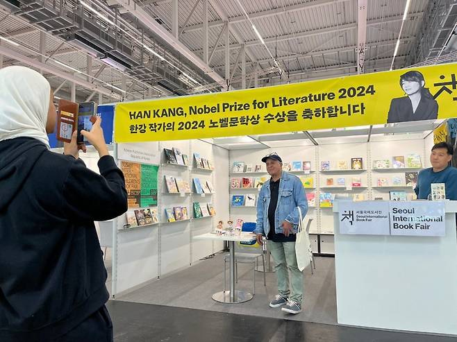 ‘한강 현수막 앞서 셀카 독일 국제도서전 주인공 된 ‘k문학