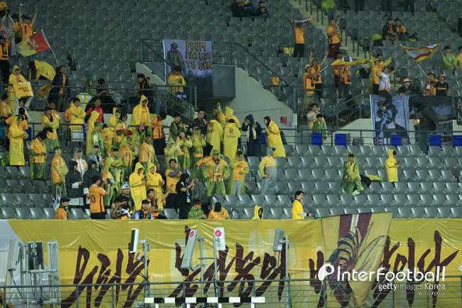 [ACLE ISSUE] '낭만 치사량' 광주 서포터스, '평일+230km 장거리'에도 "널 위해 부른다"