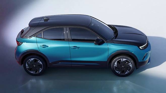 유럽인이 사랑하는 Suv 4년 만에 페이스리프트 2025 오펠 모카 구름을달리다