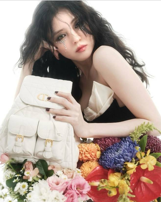 한소희 꽃에 숨은 오프숄더 디올백 메고 눈부신 블랙 드레스룩 뷰티는 내운명