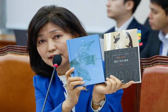 한강 책이 청소년유해도서나쁜책 검열에 시달리는 도서관