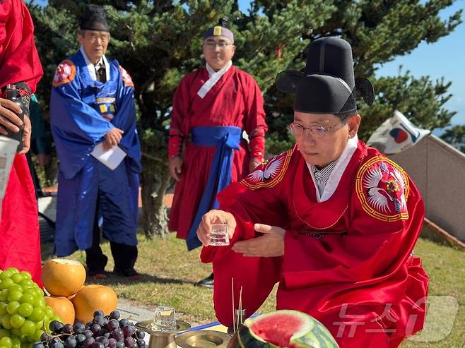르포 더 굳건히 지키겠다독도의 날 맞아 안용복 장군 추모제