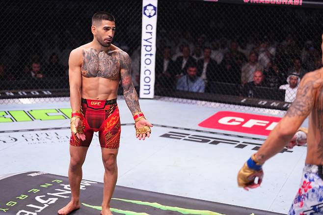 ‘충격 토푸리아 할로웨이 턱도 깼다강펀치로 Ufc 1차 방어 성공