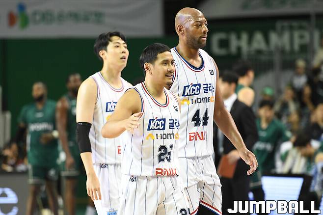 ‘이가 없으면 잇몸으로’ 주전 대거 이탈한 KCC, 벤치 자원들 맹활약에 힘입어 ‘우승 후보’ DB 제압