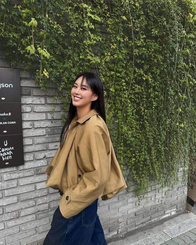 지소연 가을 전시회 패션도 힙하게 보자마자 반한 트렌치 재킷과 데님 팬츠룩 뷰티는 내운명