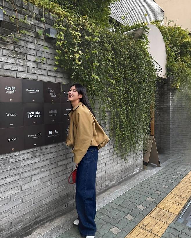 지소연 가을 전시회 패션도 힙하게 보자마자 반한 트렌치 재킷과 데님 팬츠룩 뷰티는 내운명