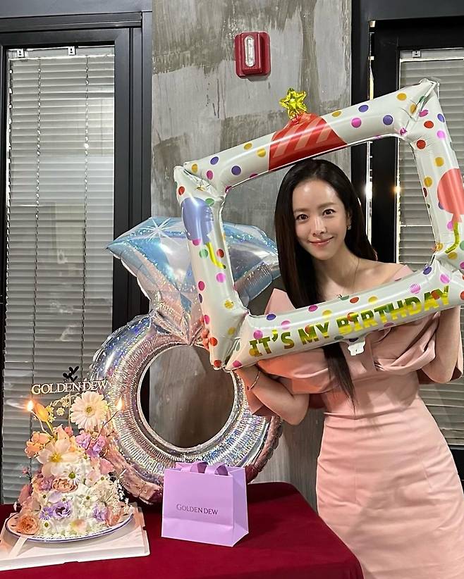 한지민 꽃보다 아름다운 미모 반짝반짝 우아한 오프숄더 드레스룩 뷰티는 내운명