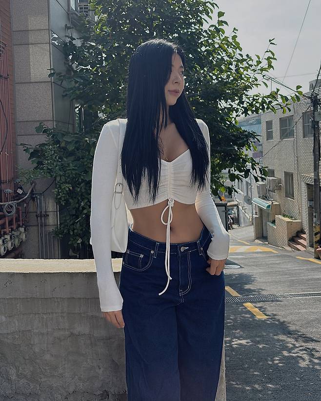 ♥줄리엔강 제이제이 탄탄 복근 뽐내는 크롭티 청바지 패션 스타픽