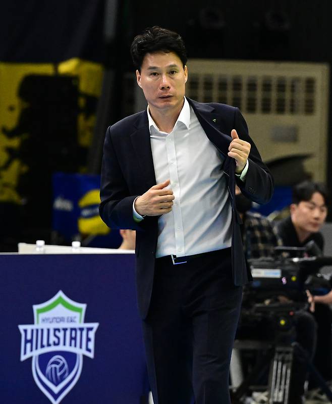 짜릿한 역전연승 질주 현대건설 강성형 감독 선수들 포기하지 않고 최선 다해줬다