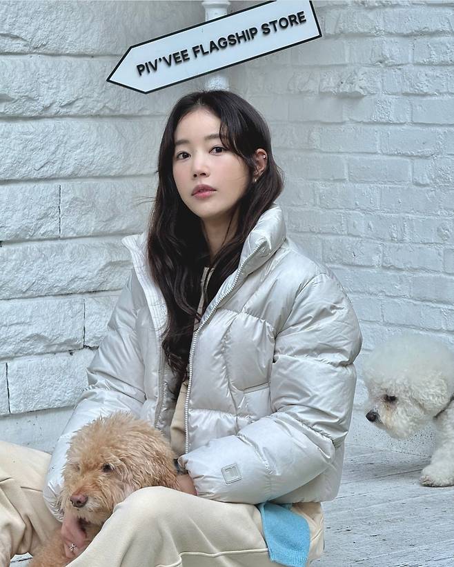 기은세 41세 맞아 실버 패딩 입고 힙한 매력 뽐내 뷰티는 내운명