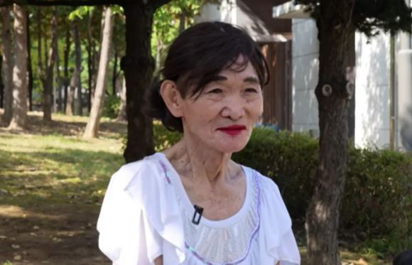 원피스에 립스틱 바른 ‘통아저씨70년 만에 어머니 재회한 사연