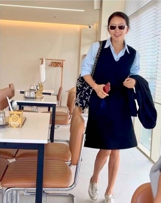 김희애 57세의 우아함 세련된 셔츠 베스트 레이어드룩 스타와 패션