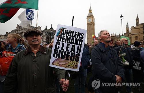BRITAIN CLEAN WATER PROTEST