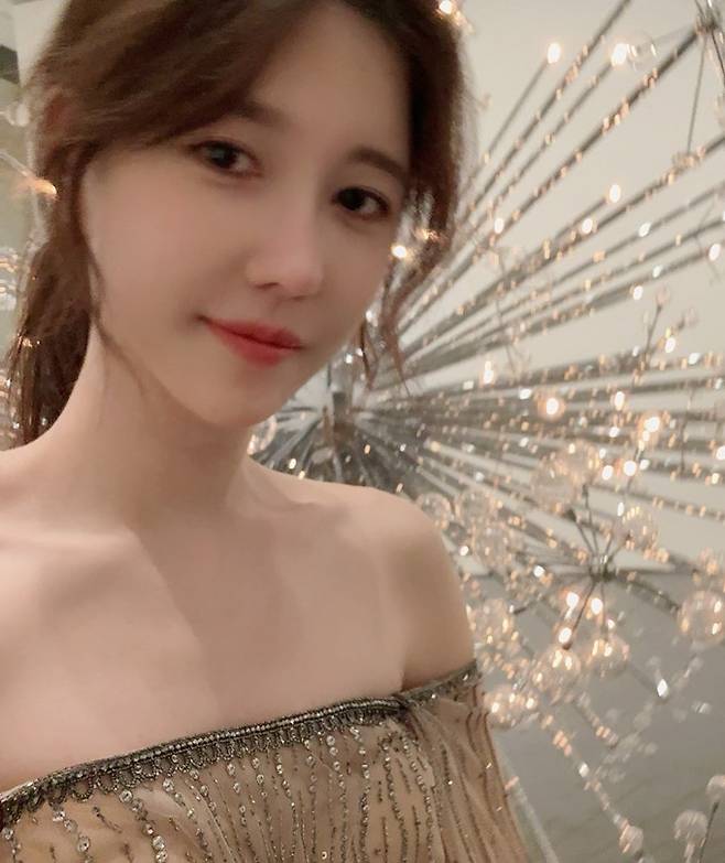 이지아 La 멧갈라 홀린 여신 자태 오프숄더 시퀸 시스루 드레스룩 패션엔