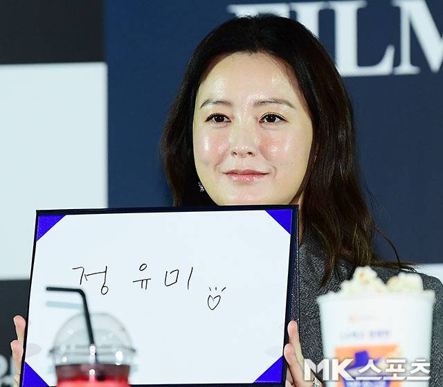 정유미 41세 맞아 비율 길어보이는 클래식 그레이 슈트 셋업룩 스타와 패션