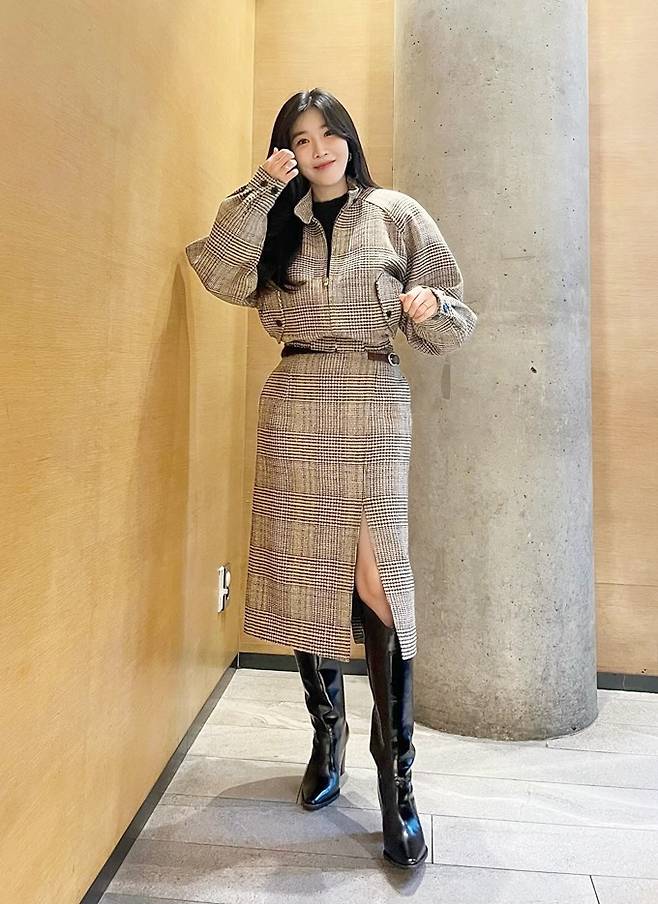 이해리 2년차 새댁의 단아미 슬릿 롱스커트와 블루종 재킷 댄디한 투피스룩 패션엔