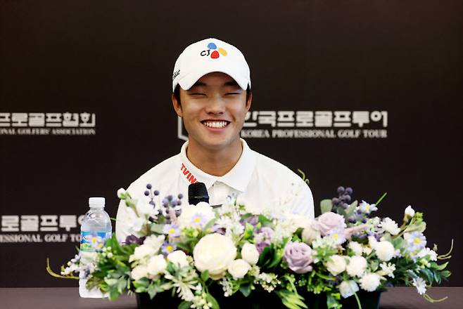 ‘첫 승신인상 청신호 송민혁 캐디 아빠 덕분‘백돌이지만 라인 잘 보셔”
